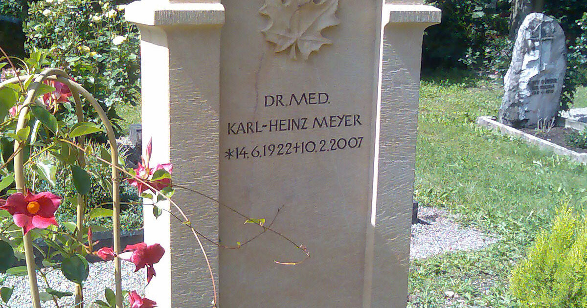 Grabstein mit Ahornblatt | bildhauerei-storr.de